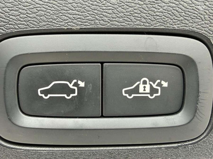 Grey Volvo XC60 2021 in Vilnius, with an engine capacity of 1.97 L and mileage of 222 thousand km for 18900 €, photo 6 on AUTOMOTO.COM.LV