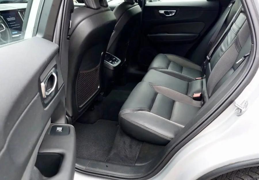 Grey Volvo XC60 2021 in Riga, with an engine capacity of 2.00 L and mileage of 124 thousand km for 33000 €, photo 13 on AUTOMOTO.COM.LV
