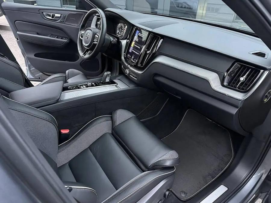 Grey Volvo XC60 2021 in Jelgava, with an engine capacity of 2.00 L and mileage of 120 thousand km for 35950 €, photo 8 on AUTOMOTO.COM.LV