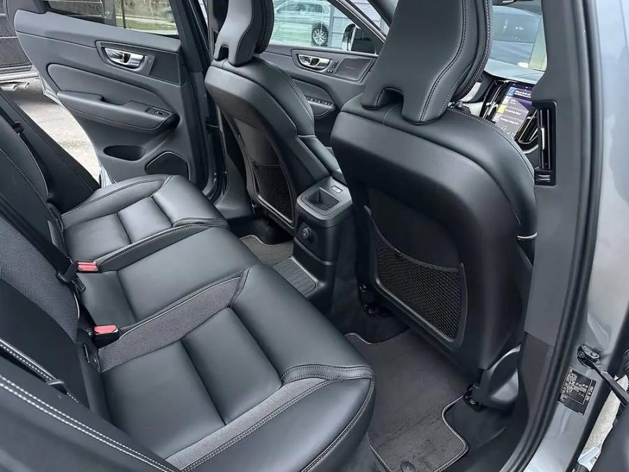 Grey Volvo XC60 2021 in Jelgava, with an engine capacity of 2.00 L and mileage of 120 thousand km for 35950 €, photo 10 on AUTOMOTO.COM.LV