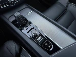 Grey Volvo XC60 2021 in Jelgava, with an engine capacity of 2.00 L and mileage of 120 thousand km for 35950 €, photo 13 on AUTOMOTO.COM.LV