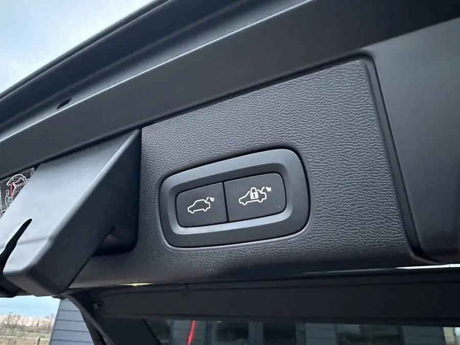 Grey Volvo XC60 2021 in Jelgava, with an engine capacity of 2.00 L and mileage of 120 thousand km for 35950 €, photo 17 on AUTOMOTO.COM.LV