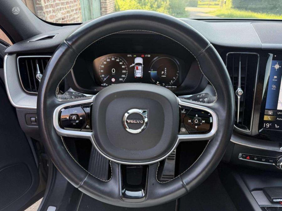 Grey Volvo XC60 2021 in Utena, with an engine capacity of 1.97 L and mileage of 178 thousand km for 24900 €, photo 11 on AUTOMOTO.COM.LV