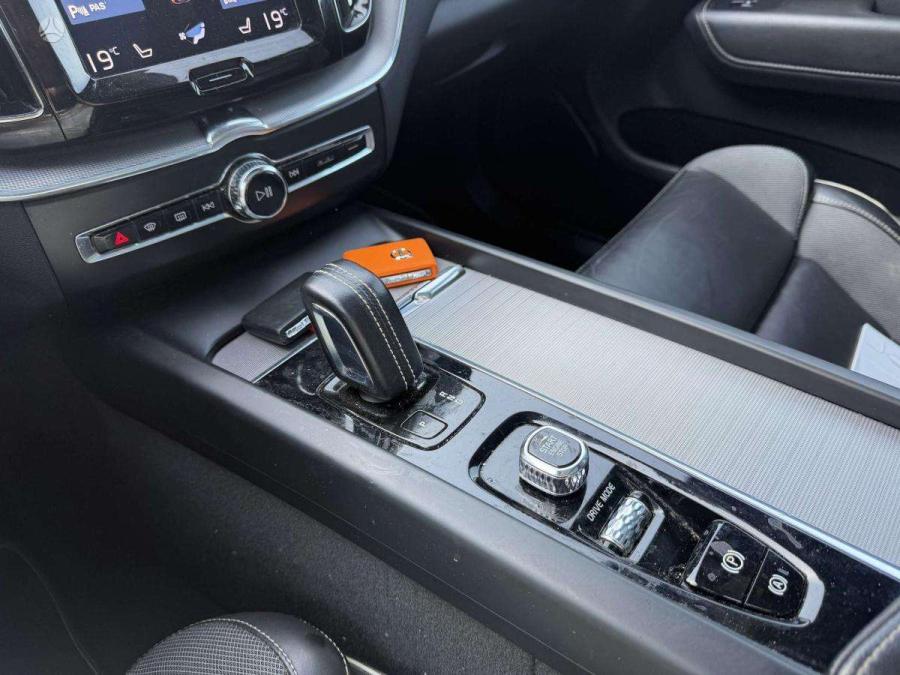 Grey Volvo XC60 2021 in Utena, with an engine capacity of 1.97 L and mileage of 178 thousand km for 24900 €, photo 14 on AUTOMOTO.COM.LV