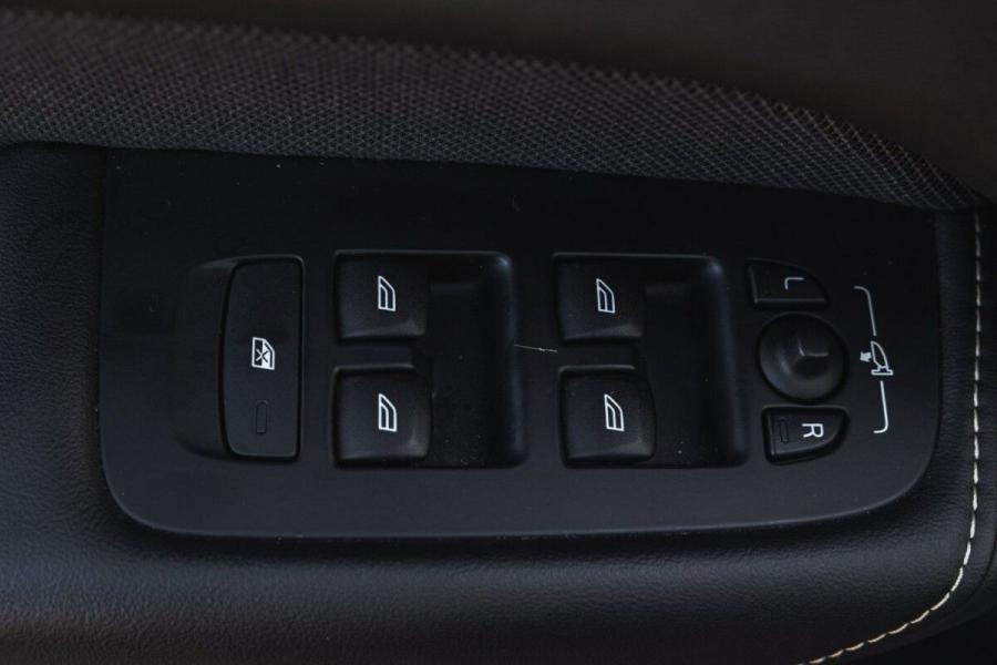 Pelēks Volvo XC60 2021 Ventspils, ar dzinēja tilpumu 2.00 L un nobraukumu 92 tūkst. km par 32750 €, foto 35 vietnē AUTOMOTO.COM.LV