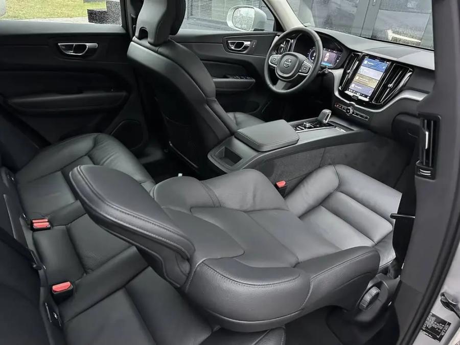 Grey Volvo XC60 2022 in Jelgava, with an engine capacity of 2.00 L and mileage of 115 thousand km for 36700 €, photo 7 on AUTOMOTO.COM.LV
