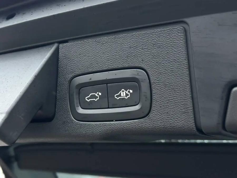 Grey Volvo XC60 2022 in Jelgava, with an engine capacity of 2.00 L and mileage of 115 thousand km for 36700 €, photo 11 on AUTOMOTO.COM.LV
