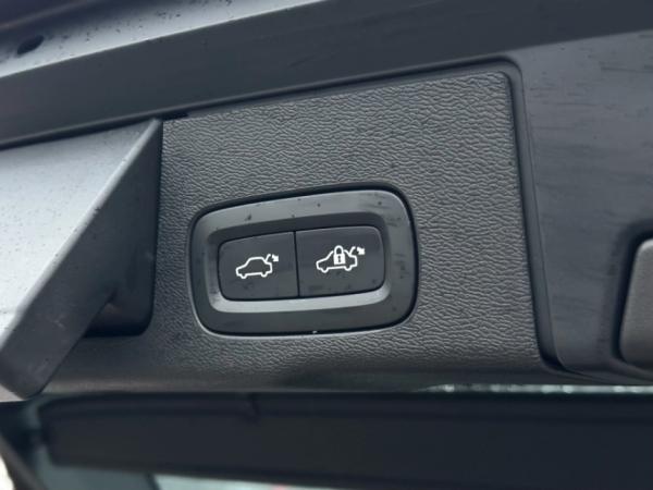 Pelēks Volvo XC60 2022 Rīga, ar dzinēja tilpumu 2.00 L un nobraukumu 115 tūkst. km par 36700 €, foto 10 vietnē AUTOMOTO.COM.LV