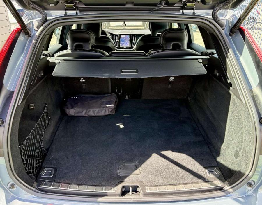Grey Volvo XC60 2022 in Panevezys, with an engine capacity of 1.97 L and mileage of 209 thousand km for 24500 €, photo 26 on AUTOMOTO.COM.LV