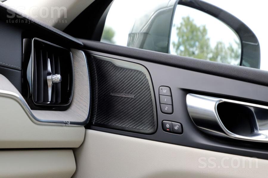 Grey Volvo XC60 2022 in Tukums, with an engine capacity of 2.00 L and mileage of 220 thousand km for 24900 €, photo 14 on AUTOMOTO.COM.LV