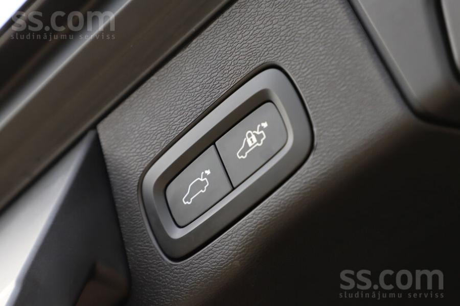 Grey Volvo XC60 2022 in Tukums, with an engine capacity of 2.00 L and mileage of 220 thousand km for 24900 €, photo 21 on AUTOMOTO.COM.LV