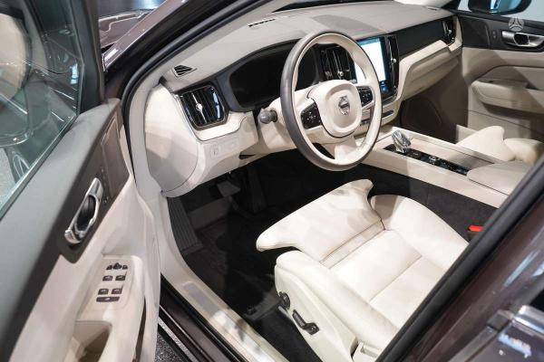 Grey Volvo XC60 2022 in Vilnius, with an engine capacity of 1.97 L and mileage of 36 thousand km for 37900 €, photo 9 on AUTOMOTO.COM.LV