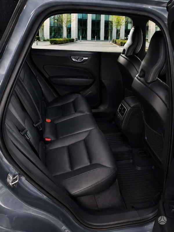 Grey Volvo XC60 2022 in Vilnius, with an engine capacity of 1.97 L and mileage of 63 thousand km for 36900 €, photo 7 on AUTOMOTO.COM.LV