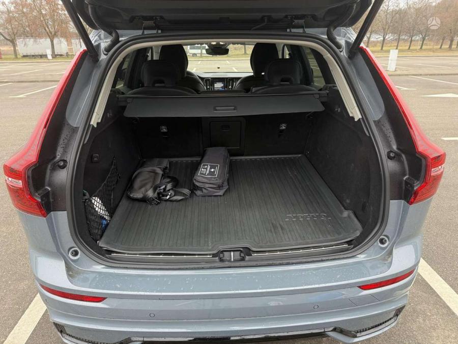 Grey Volvo XC60 2023 in Vilnius, with an engine capacity of 1.97 L and mileage of 18 thousand km for 43000 €, photo 12 on AUTOMOTO.COM.LV
