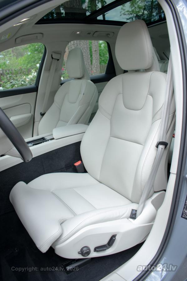 Grey Volvo XC60 2023 in Tallinn, with an engine capacity of 2.00 L and mileage of 74 thousand km for 46900 €, photo 10 on AUTOMOTO.COM.LV