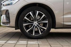 Grey Volvo XC60 2023 in Vilnius, with an engine capacity of 2.00 L and mileage of 80 thousand km for 35000 €, photo 4 on AUTOMOTO.COM.LV