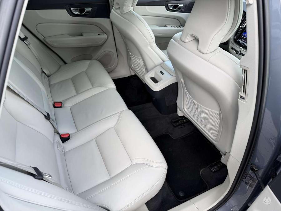 Grey Volvo XC60 2023 in Siauliai, with an engine capacity of 1.97 L and mileage of 213 thousand km for 29990 €, photo 23 on AUTOMOTO.COM.LV