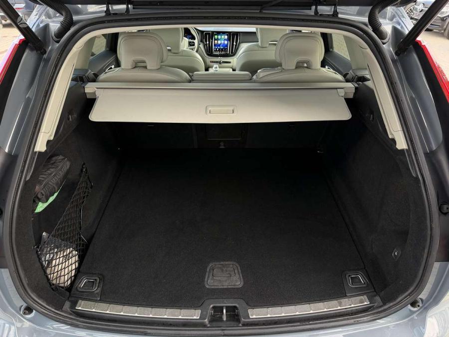Grey Volvo XC60 2023 in Siauliai, with an engine capacity of 1.97 L and mileage of 213 thousand km for 29990 €, photo 26 on AUTOMOTO.COM.LV