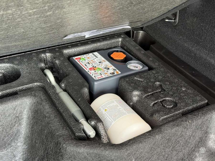 Grey Volvo XC60 2023 in Siauliai, with an engine capacity of 1.97 L and mileage of 213 thousand km for 29990 €, photo 28 on AUTOMOTO.COM.LV