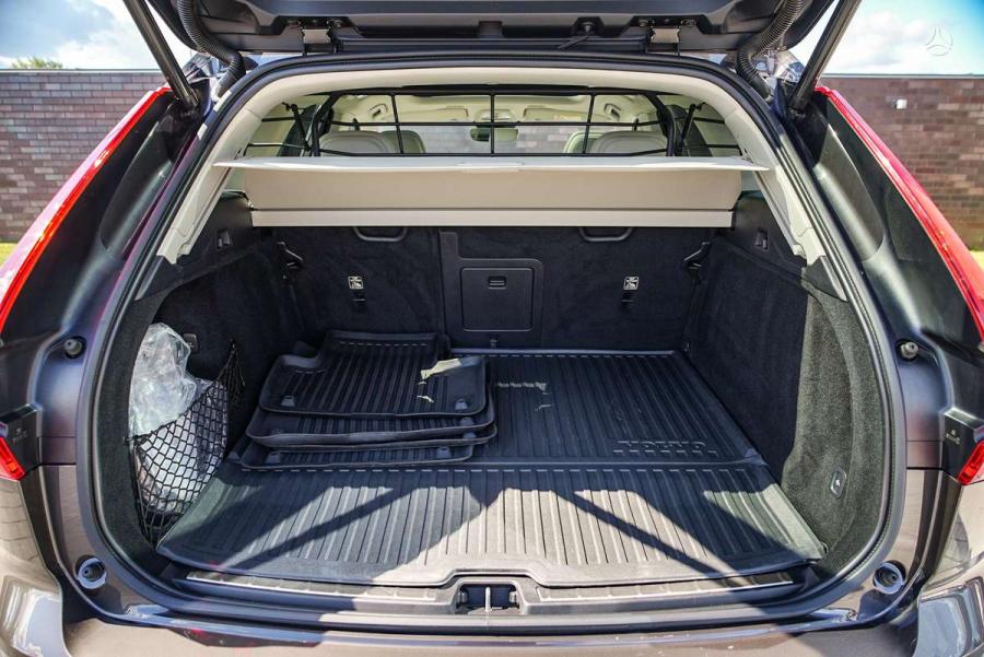 Pelēks Volvo XC60 2023 Marijampole, ar dzinēja tilpumu 1.97 L un nobraukumu 123 tūkst. km par 32450 €, foto 17 vietnē AUTOMOTO.COM.LV