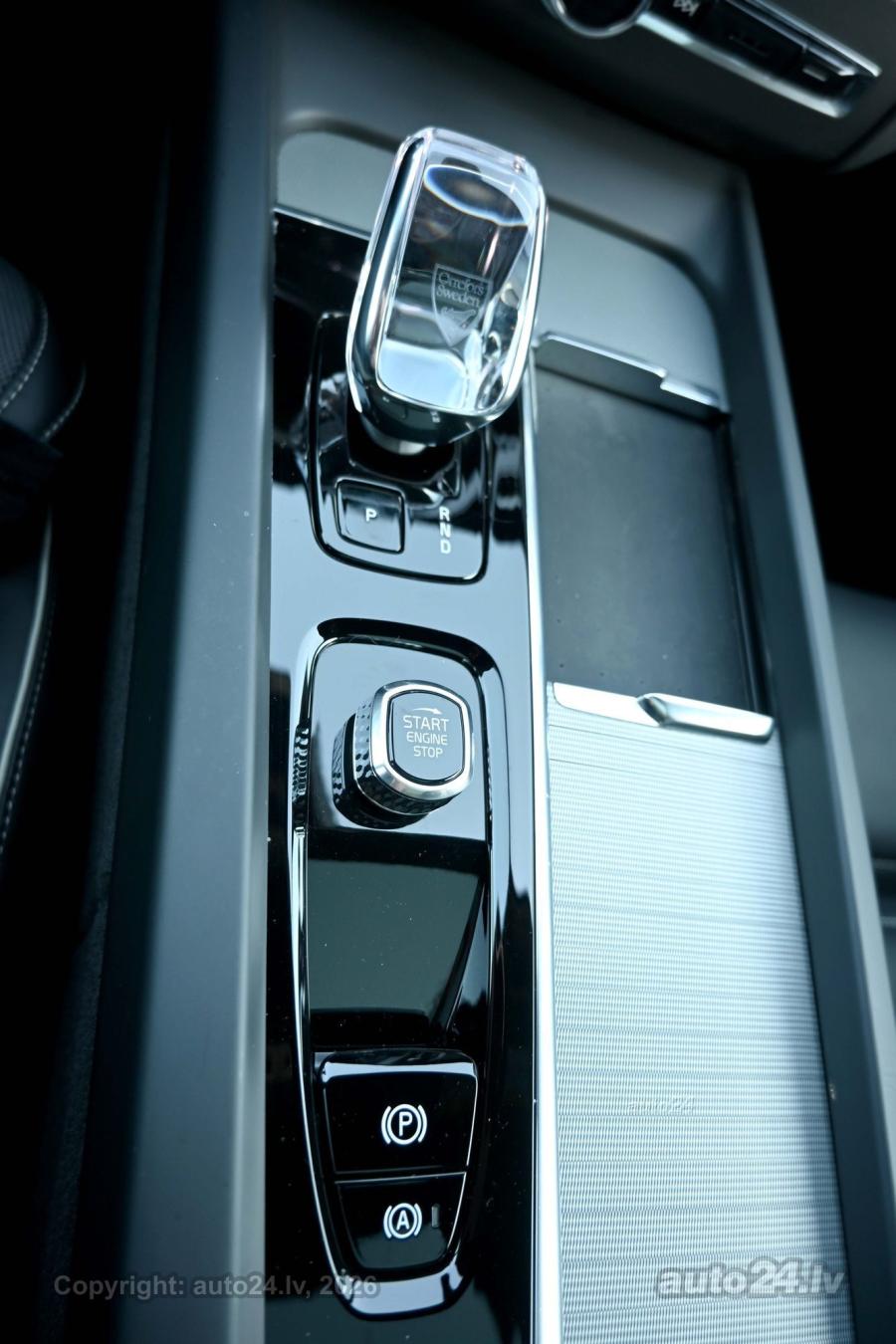Pelēks Volvo XC60 2025 Tallina, ar dzinēja tilpumu 2.00 L un nobraukumu 15 tūkst. km par 55900 €, foto 19 vietnē AUTOMOTO.COM.LV