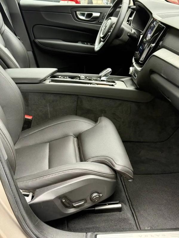 Pelēks Volvo XC60 2025 Rīga, ar dzinēja tilpumu 2.00 L un nobraukumu 6 tūkst. km par 38000 €, foto 5 vietnē AUTOMOTO.COM.LV