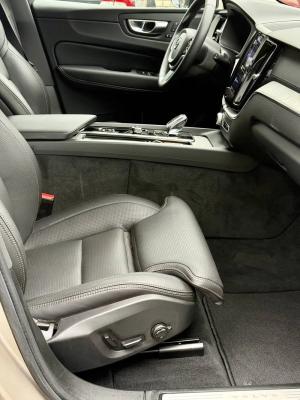 Pelēks Volvo XC60 2025 Rīga, ar dzinēja tilpumu 2.00 L un nobraukumu 6 tūkst. km par 38000 €, foto 6 vietnē AUTOMOTO.COM.LV
