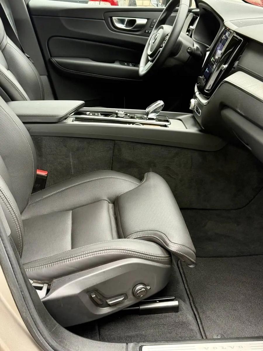 Pelēks Volvo XC60 2025 Rīga, ar dzinēja tilpumu 2.00 L un nobraukumu 6 tūkst. km par 38000 €, foto 6 vietnē AUTOMOTO.COM.LV
