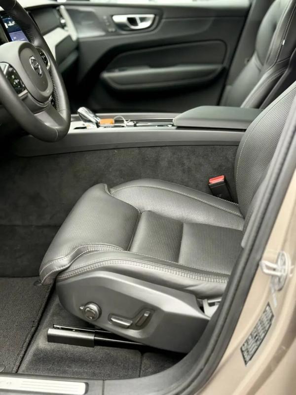 Pelēks Volvo XC60 2025 Rīga, ar dzinēja tilpumu 2.00 L un nobraukumu 6 tūkst. km par 38000 €, foto 6 vietnē AUTOMOTO.COM.LV