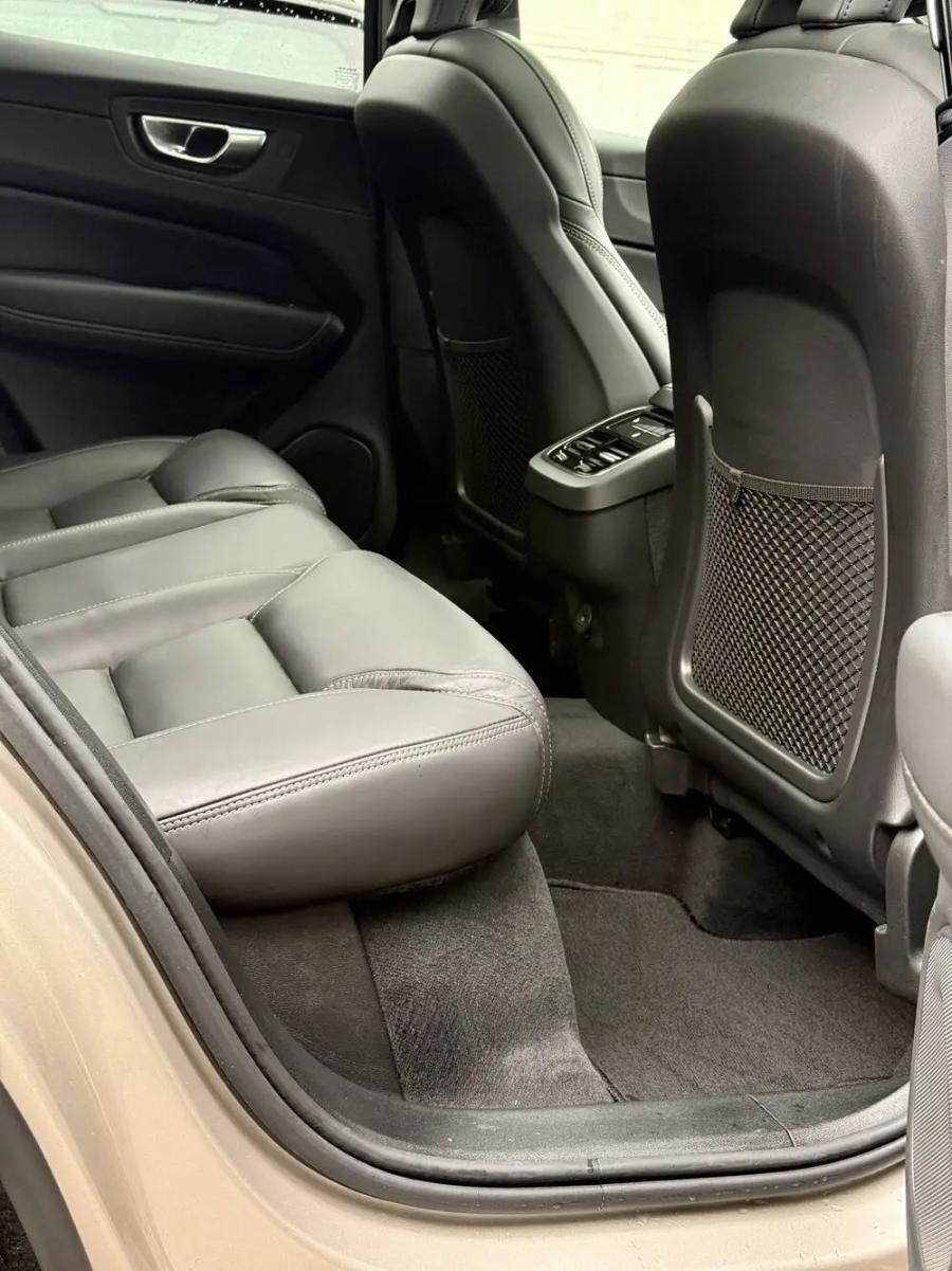 Pelēks Volvo XC60 2025 Rīga, ar dzinēja tilpumu 2.00 L un nobraukumu 6 tūkst. km par 38000 €, foto 9 vietnē AUTOMOTO.COM.LV
