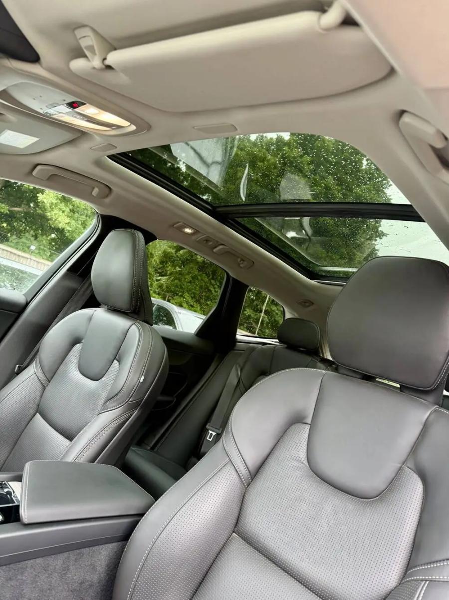 Pelēks Volvo XC60 2025 Rīga, ar dzinēja tilpumu 2.00 L un nobraukumu 6 tūkst. km par 38000 €, foto 10 vietnē AUTOMOTO.COM.LV