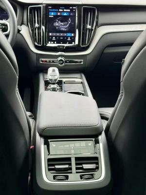 Pelēks Volvo XC60 2025 Rīga, ar dzinēja tilpumu 2.00 L un nobraukumu 6 tūkst. km par 38000 €, foto 18 vietnē AUTOMOTO.COM.LV
