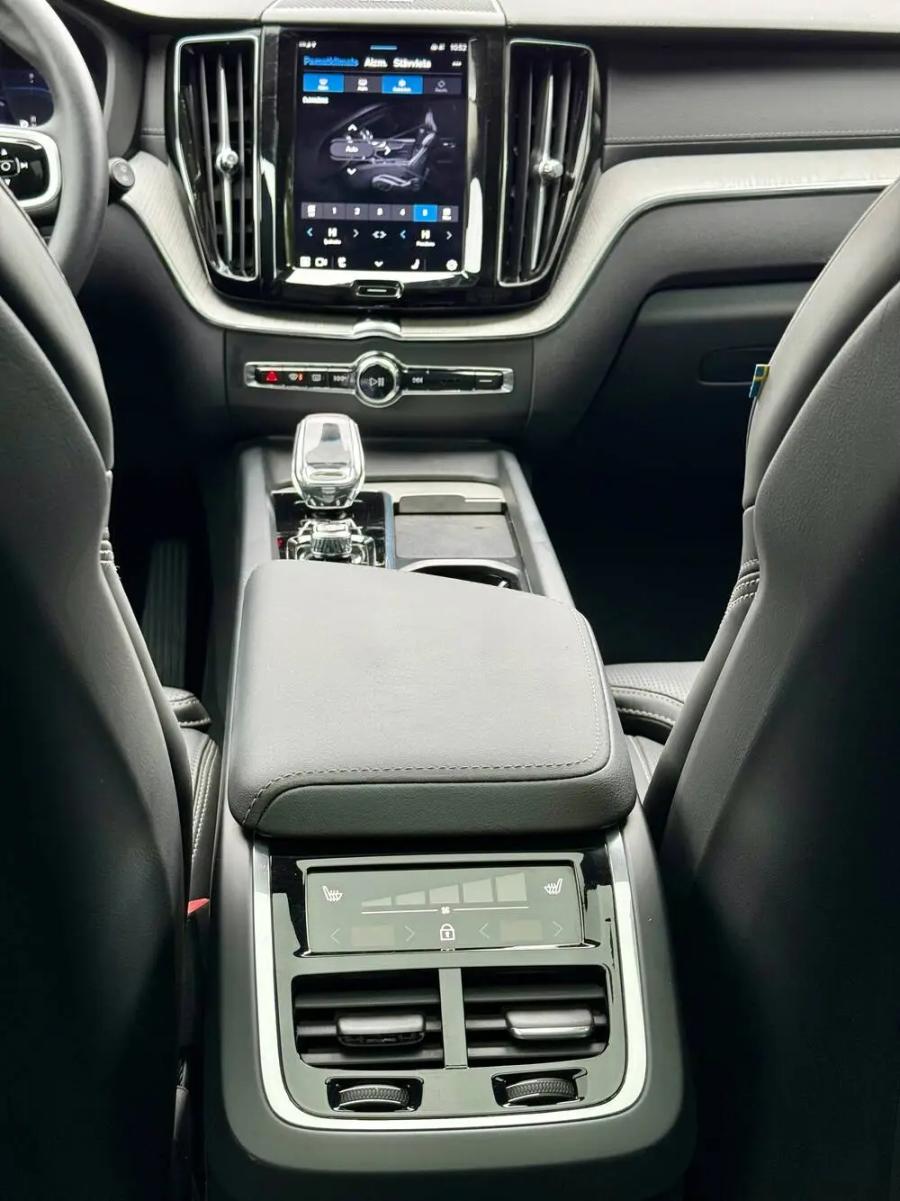Pelēks Volvo XC60 2025 Rīga, ar dzinēja tilpumu 2.00 L un nobraukumu 6 tūkst. km par 38000 €, foto 18 vietnē AUTOMOTO.COM.LV