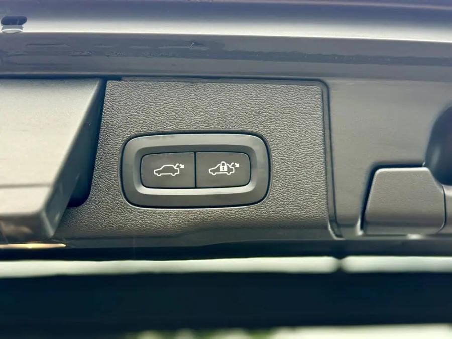 Pelēks Volvo XC60 2025 Rīga, ar dzinēja tilpumu 2.00 L un nobraukumu 6 tūkst. km par 38000 €, foto 22 vietnē AUTOMOTO.COM.LV