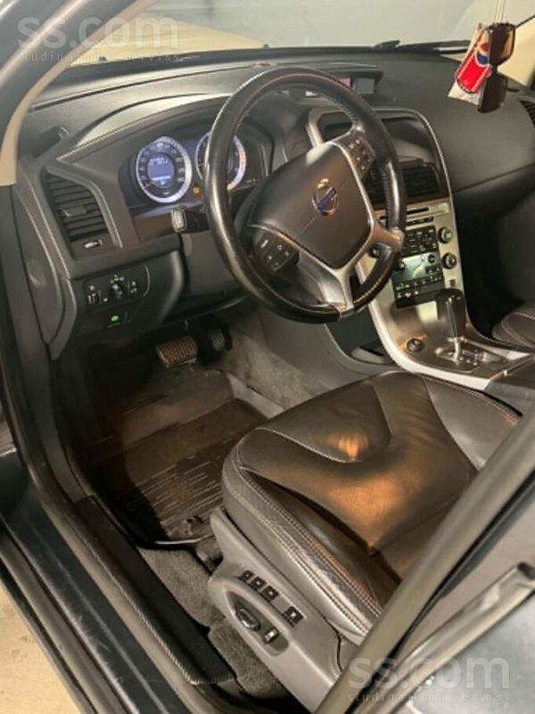 Grey Volvo XC60 2010 in Riga, with an engine capacity of 2.40 L and mileage of 275 thousand km for 9000 €, photo 3 on AUTOMOTO.COM.LV