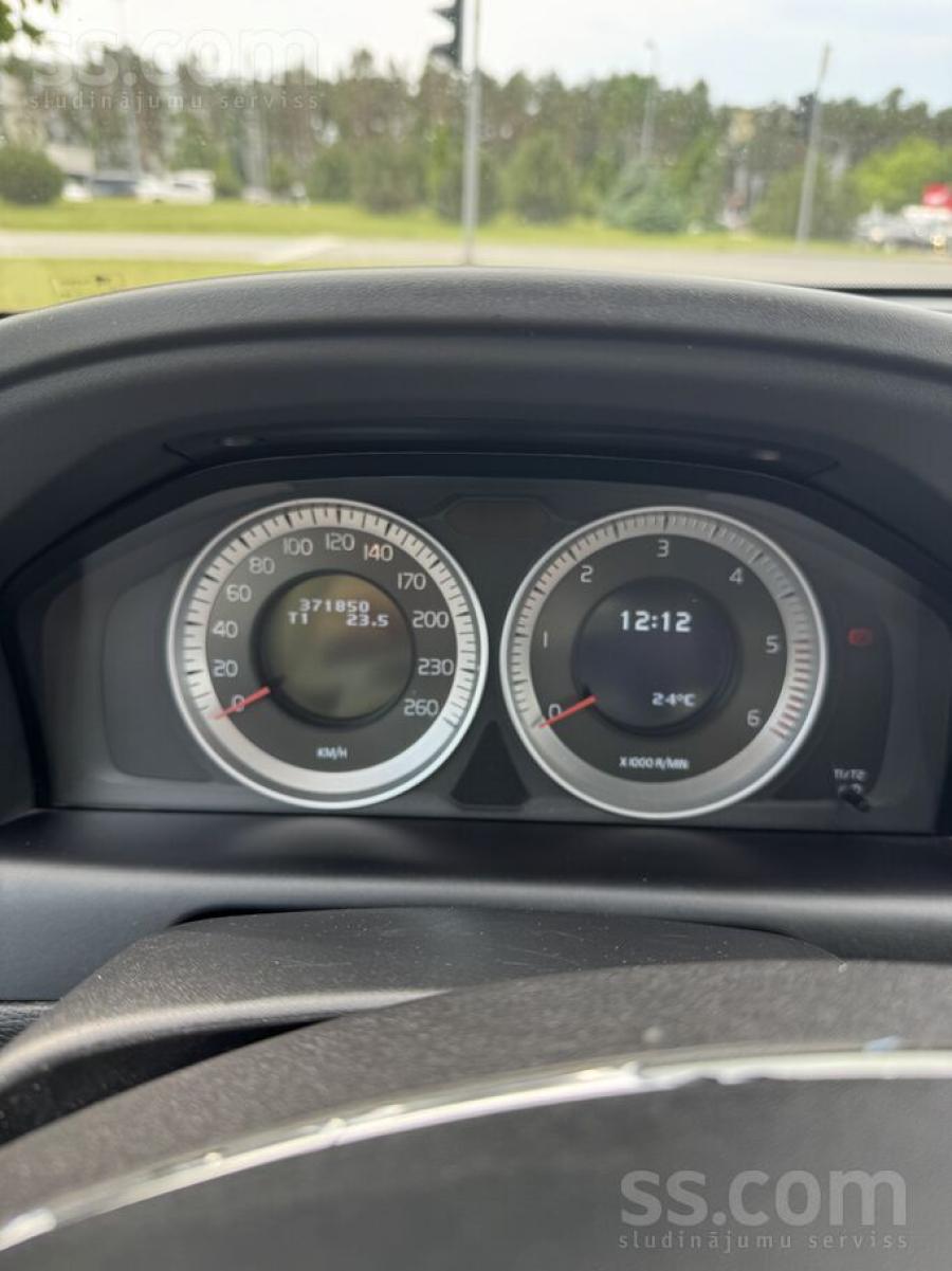 Pelēks Volvo XC60 2011 Rīga, ar dzinēja tilpumu 2.40 L un nobraukumu 372 tūkst. km par 8900 €, foto 4 vietnē AUTOMOTO.COM.LV