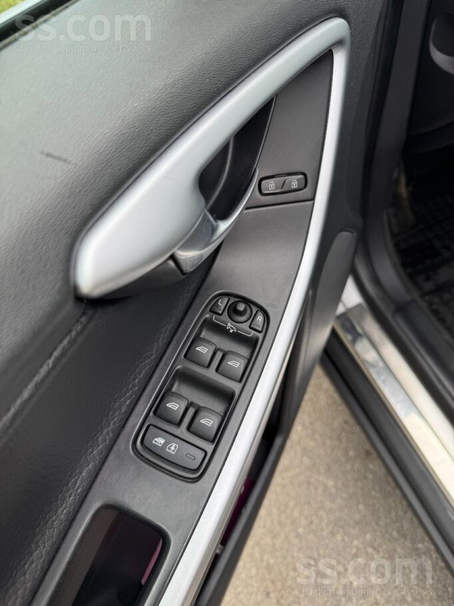 Pelēks Volvo XC60 2011 Rīga, ar dzinēja tilpumu 2.40 L un nobraukumu 372 tūkst. km par 8900 €, foto 5 vietnē AUTOMOTO.COM.LV