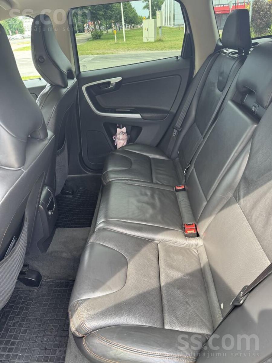 Pelēks Volvo XC60 2011 Rīga, ar dzinēja tilpumu 2.40 L un nobraukumu 372 tūkst. km par 8900 €, foto 13 vietnē AUTOMOTO.COM.LV