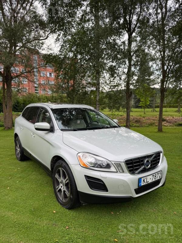 Grey Volvo XC60 2012 in Aizkraukle, with an engine capacity of 2.00 L and mileage of 264 thousand km for 7300 €, photo 1 on AUTOMOTO.COM.LV