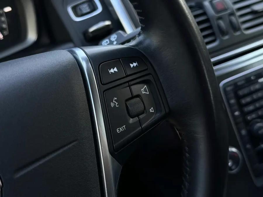 Pelēks Volvo XC60 2013 Jūrmala, ar dzinēja tilpumu 2.00 L un nobraukumu 275 tūkst. km par 10850 €, foto 20 vietnē AUTOMOTO.COM.LV