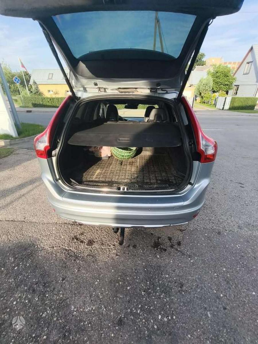 Grey Volvo XC60 2014 in Alytus, with an engine capacity of 2.40 L and mileage of 270 thousand km for 9990 €, photo 6 on AUTOMOTO.COM.LV