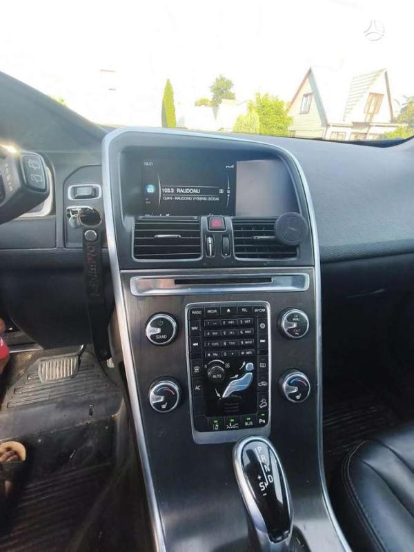 Pelēks Volvo XC60 2014 Alīta, ar dzinēja tilpumu 2.40 L un nobraukumu 270 tūkst. km par 9990 €, foto 9 vietnē AUTOMOTO.COM.LV