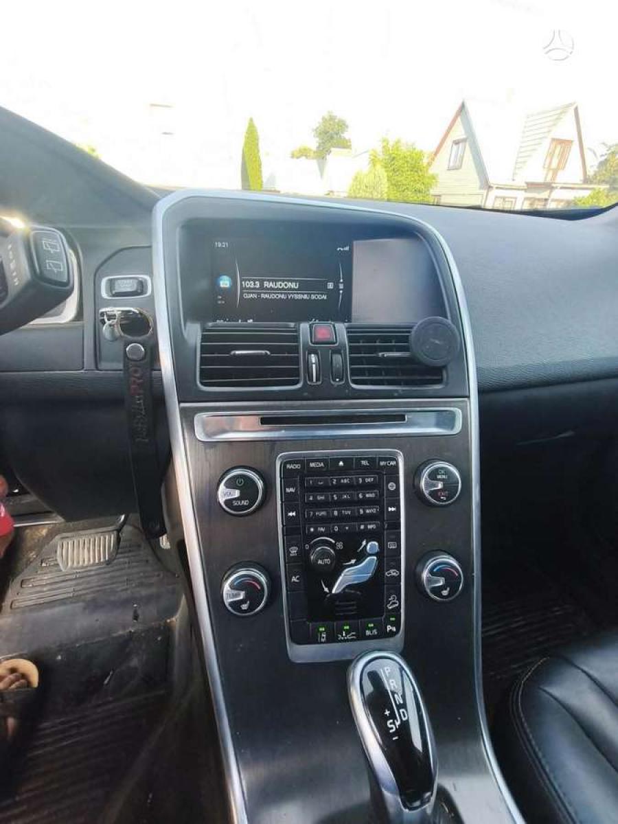 Grey Volvo XC60 2014 in Alytus, with an engine capacity of 2.40 L and mileage of 270 thousand km for 9990 €, photo 9 on AUTOMOTO.COM.LV