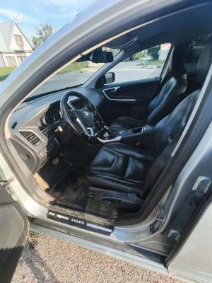 Grey Volvo XC60 2014 in Alytus, with an engine capacity of 2.40 L and mileage of 270 thousand km for 9990 €, photo 10 on AUTOMOTO.COM.LV