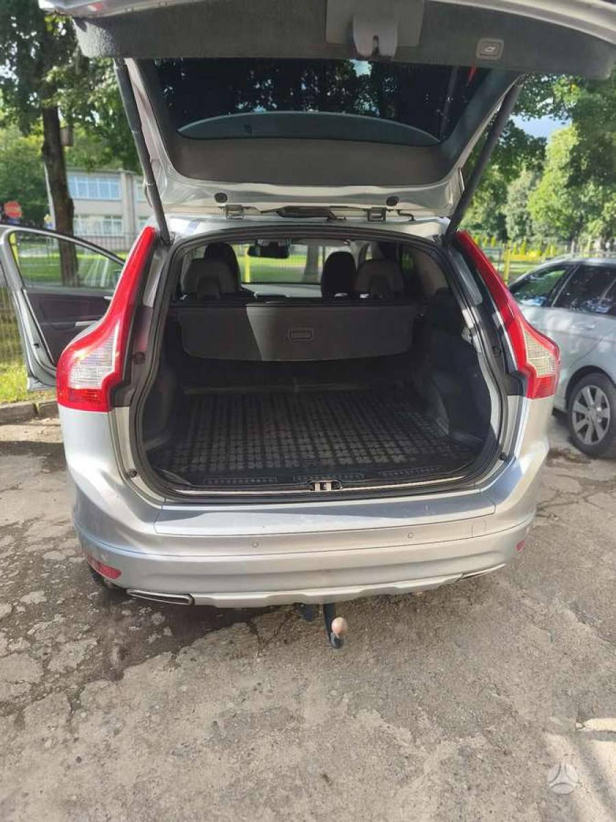 Grey Volvo XC60 2014 in Alytus, with an engine capacity of 2.40 L and mileage of 270 thousand km for 9990 €, photo 12 on AUTOMOTO.COM.LV