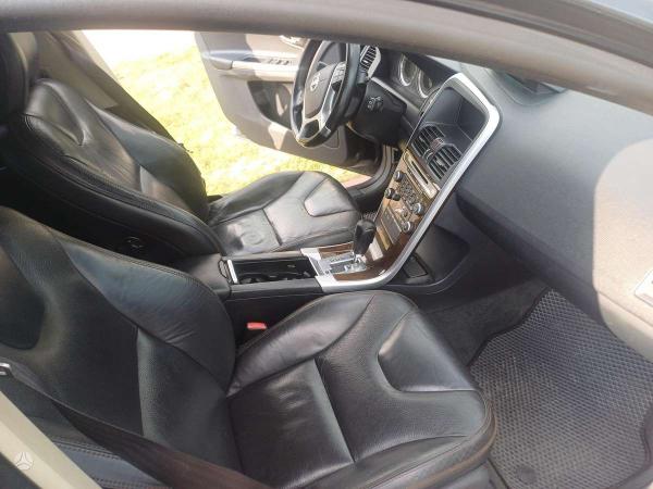 Grey Volvo XC60 2010 in Raseiniai, with an engine capacity of 2.40 L and mileage of 375 thousand km for 5100 €, photo 7 on AUTOMOTO.COM.LV
