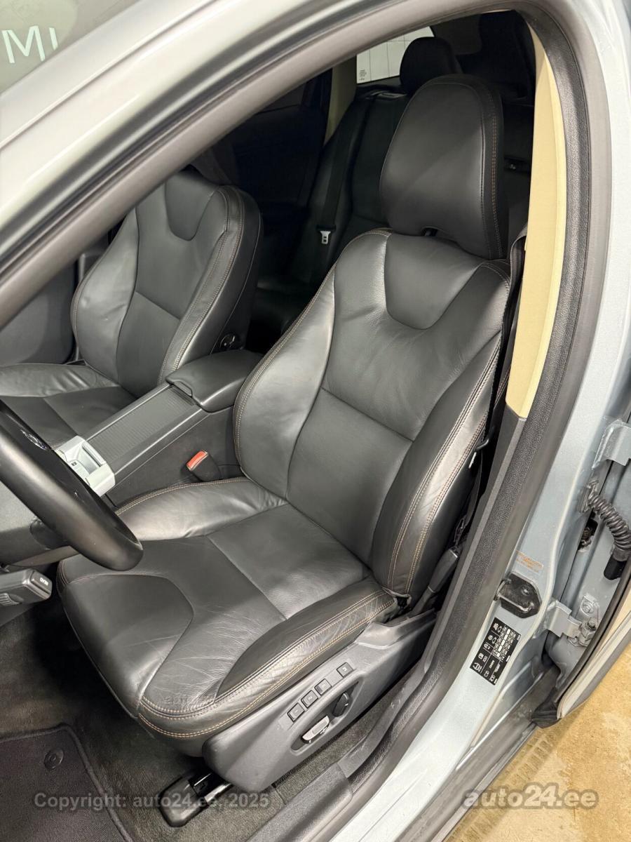 Grey Volvo XC60 2009 in Tallinn, with an engine capacity of 2.40 L and mileage of 241 thousand km for 7995 €, photo 10 on AUTOMOTO.COM.LV