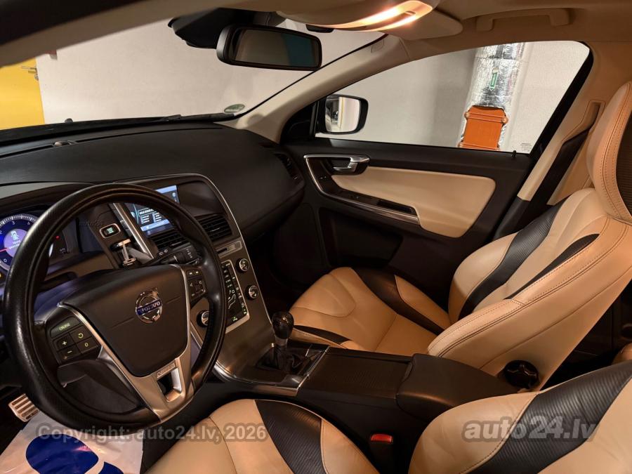 Pelēks Volvo XC60 2012 Tallina, ar dzinēja tilpumu 2.40 L un nobraukumu 246 tūkst. km par 9990 €, foto 14 vietnē AUTOMOTO.COM.LV