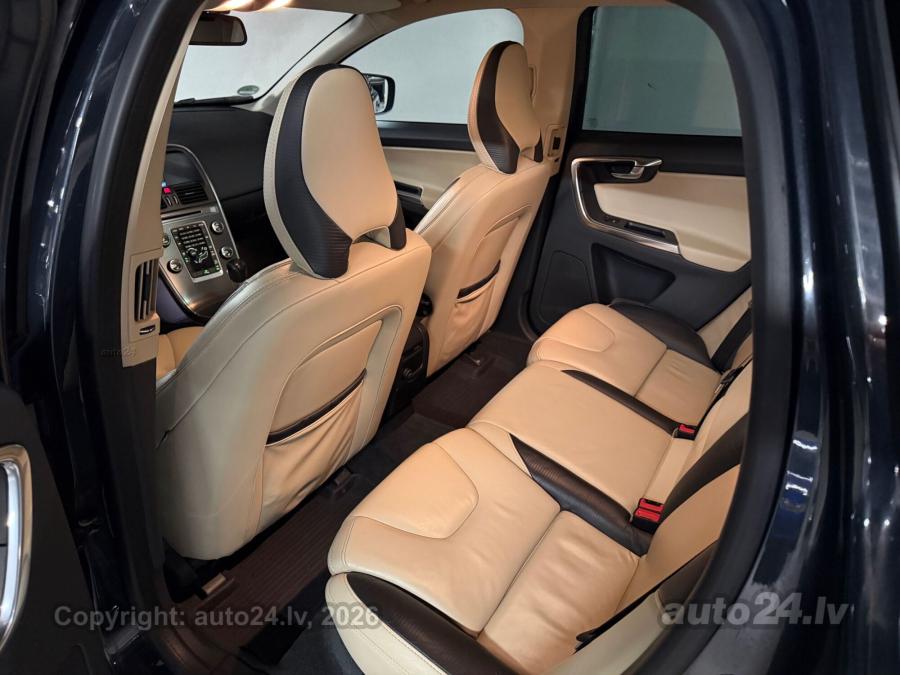Pelēks Volvo XC60 2012 Tallina, ar dzinēja tilpumu 2.40 L un nobraukumu 246 tūkst. km par 9990 €, foto 17 vietnē AUTOMOTO.COM.LV