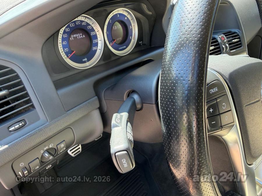 Pelēks Volvo XC60 2012 Tallina, ar dzinēja tilpumu 2.40 L un nobraukumu 246 tūkst. km par 9990 €, foto 25 vietnē AUTOMOTO.COM.LV
